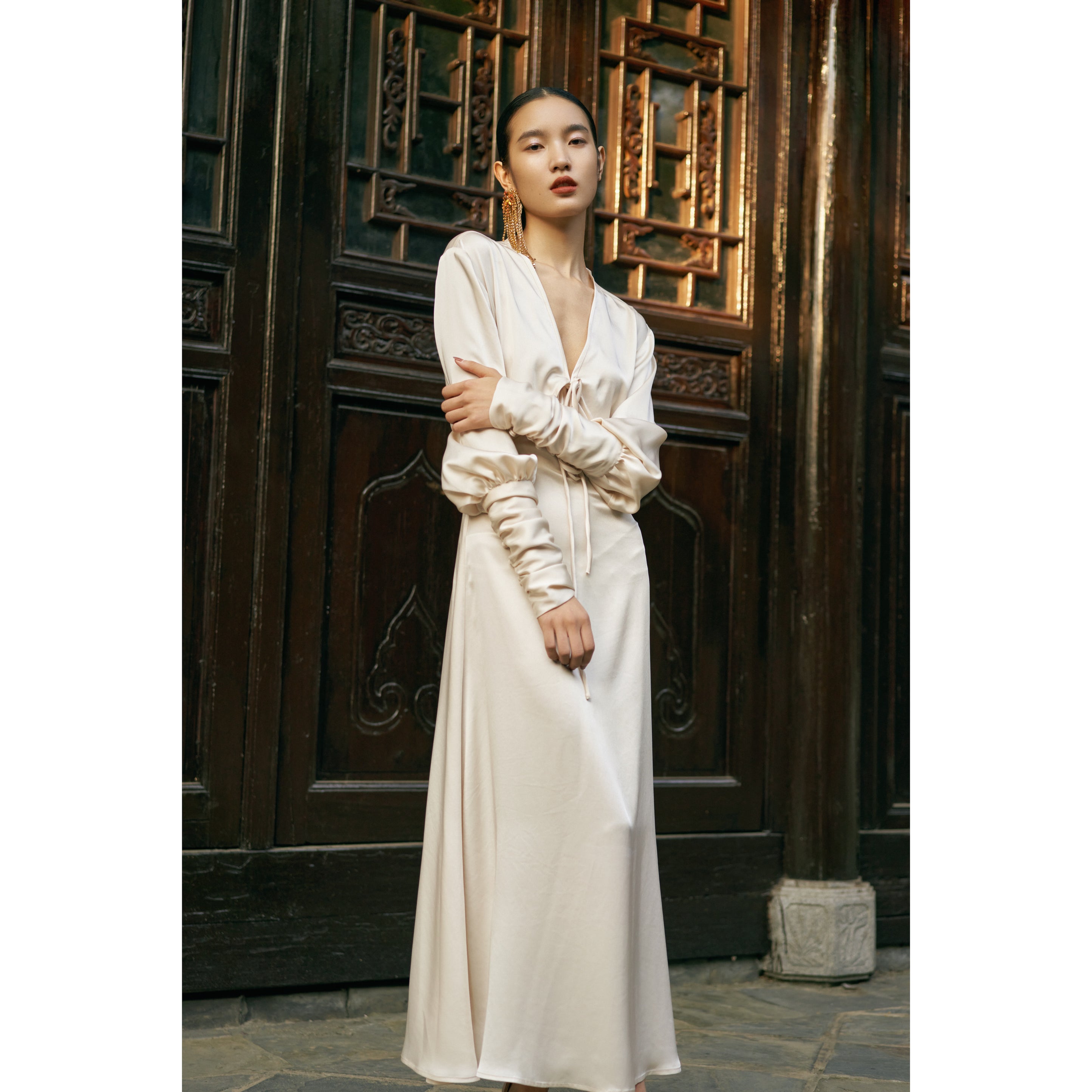 Elegant high-quality V-neck strap satin waist slimming wedding gown dr ...