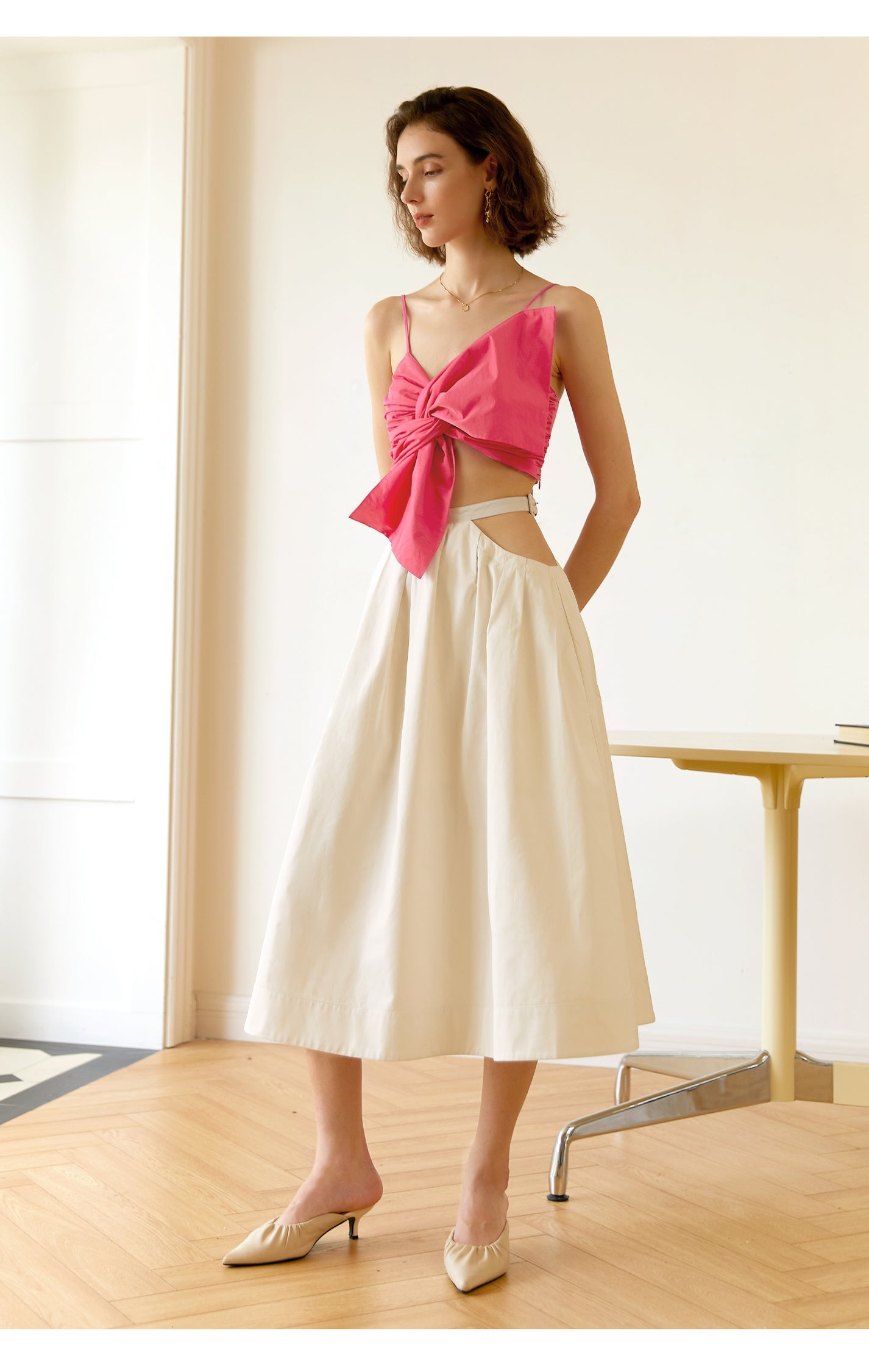 Sexy waistless A-line skirt combined with a three-dimensional bow oute ...